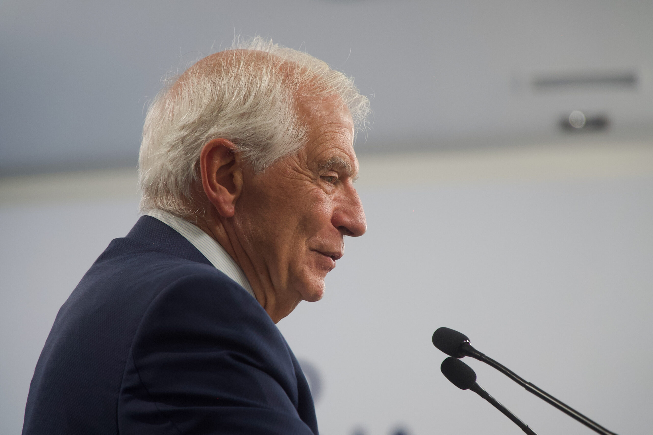 Posposición viaje a China de Borrell por dar positivo al coronavirus